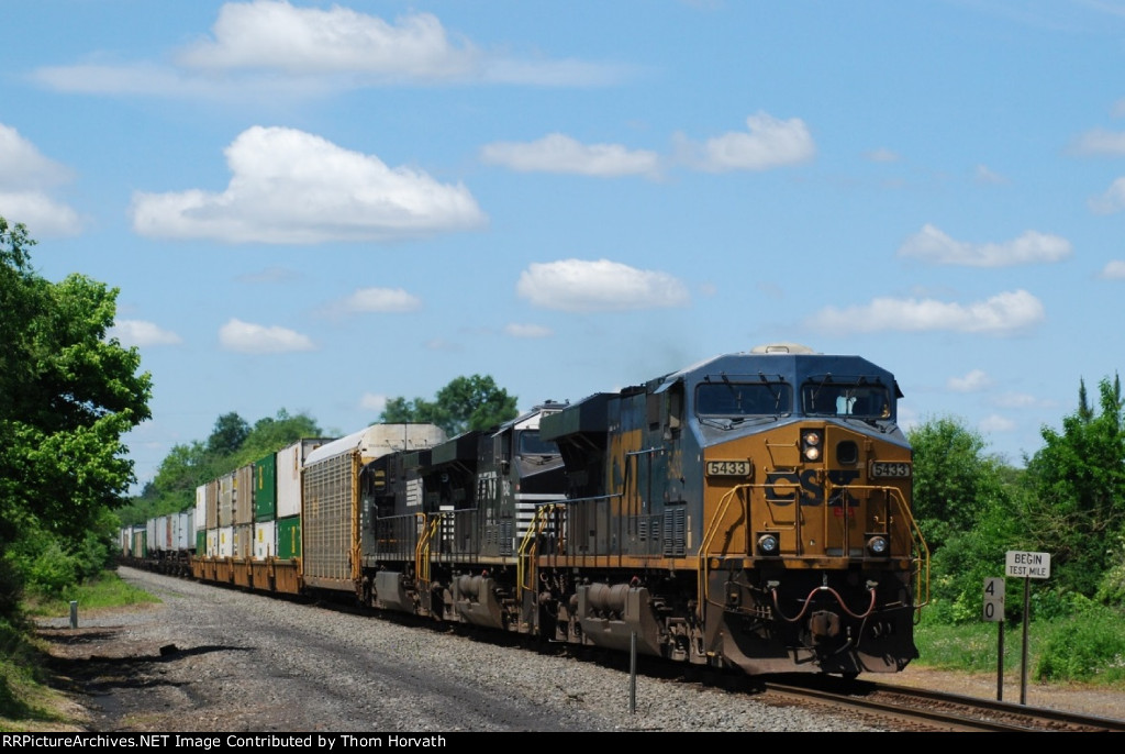 CSX 5433 leads NS 212 east near MP 40 on the LEHL